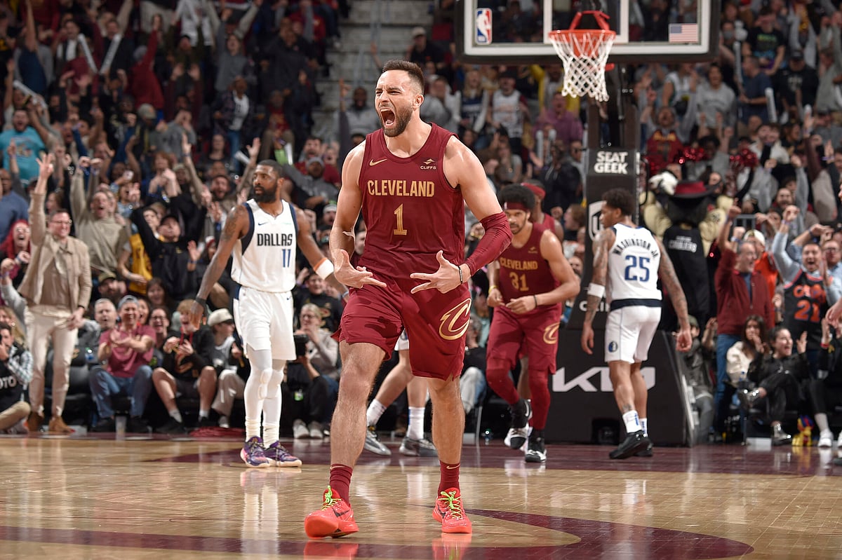 Strus buzzer-beater lifts Cavs past Mavs