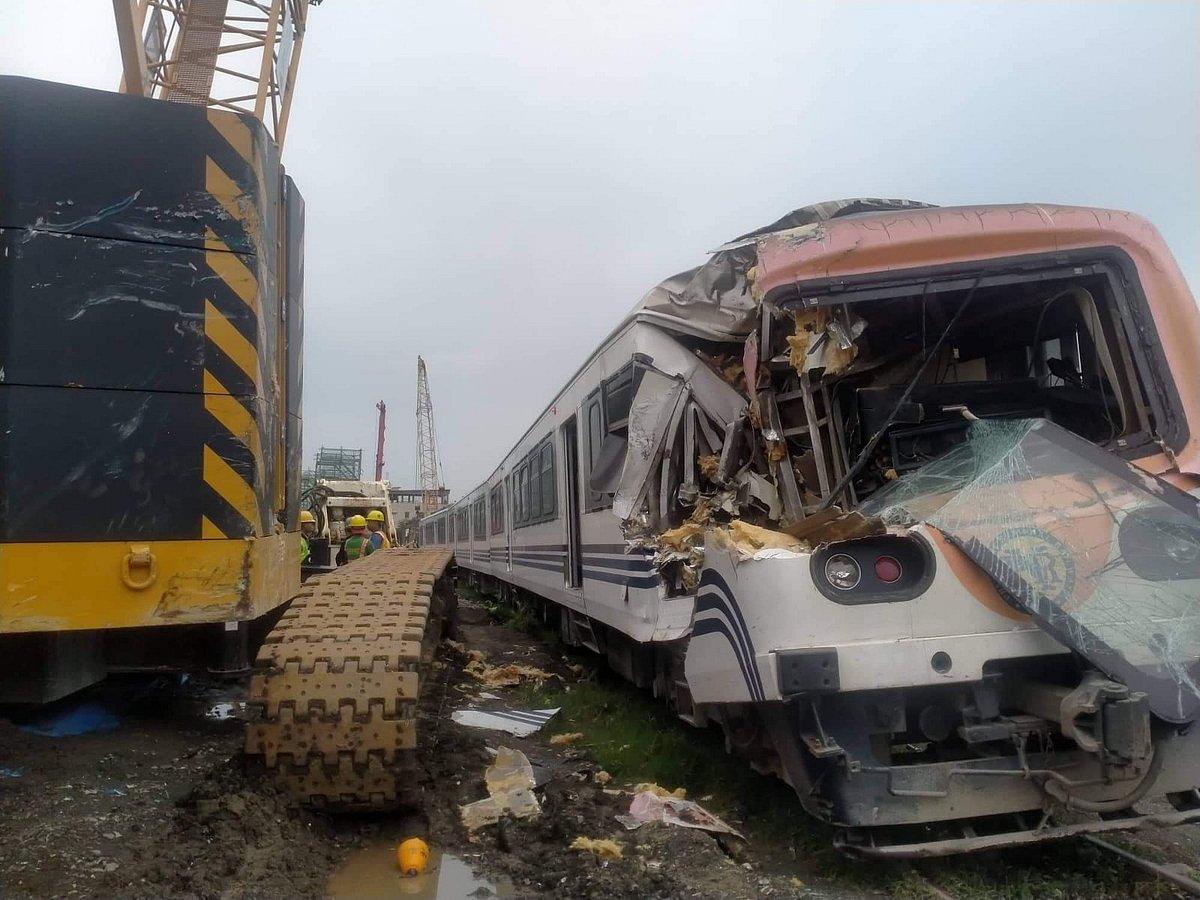 PNR loses train in crane mishap