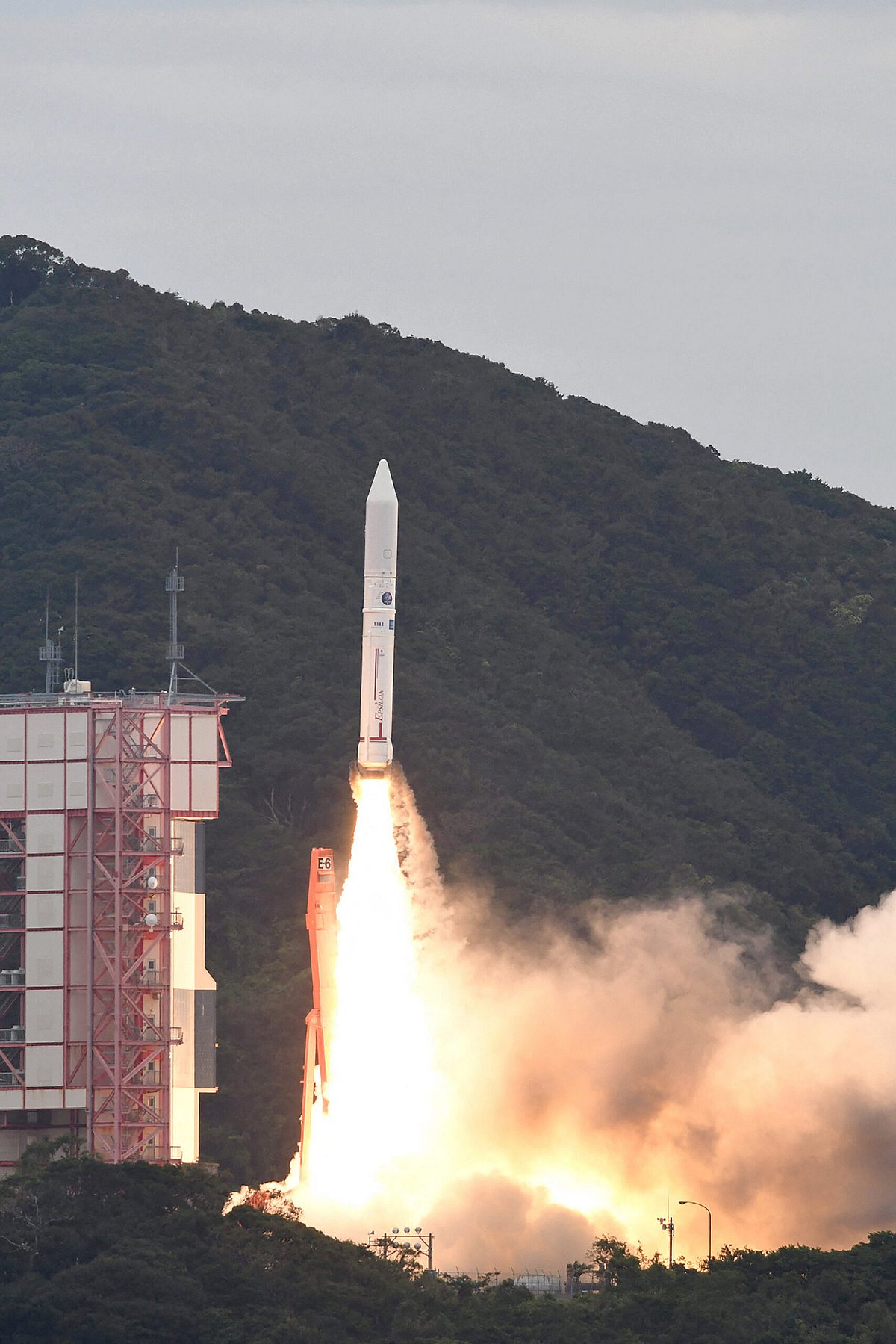 Japan rocket self-destructs