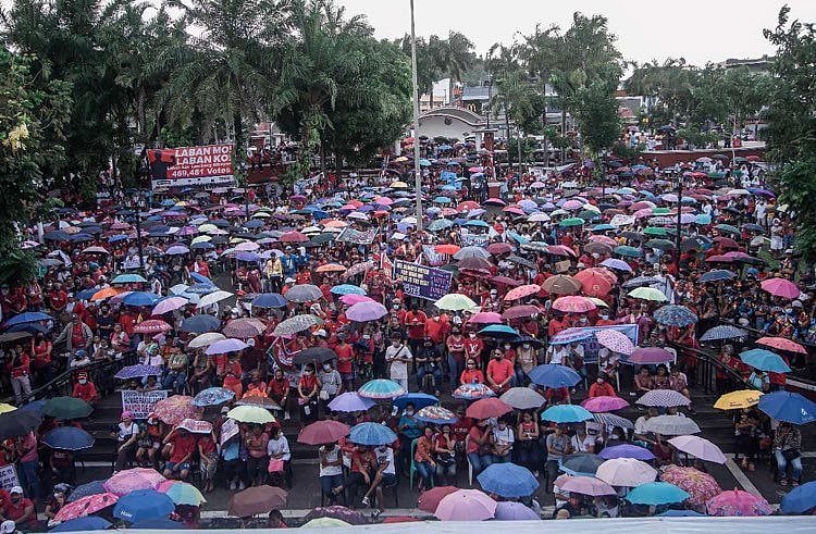 Albay residents show support to ousted gov, mayor
