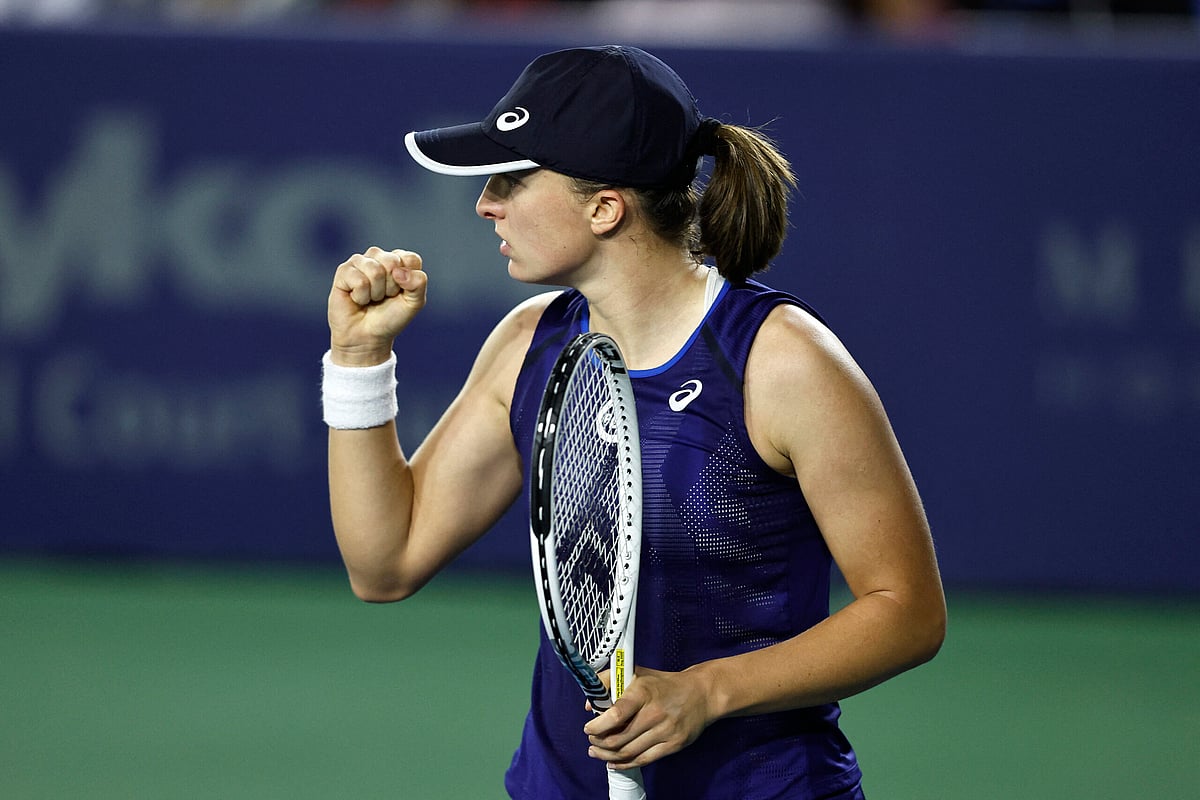 Swiatek flexes muscles