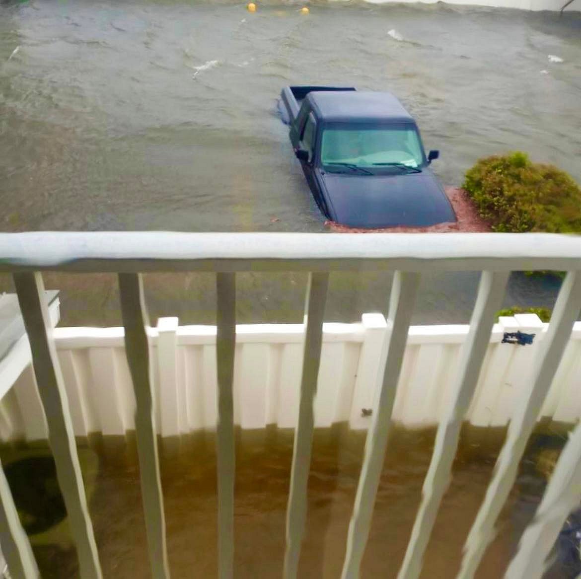Filipina survives hurricane ‘Ian’