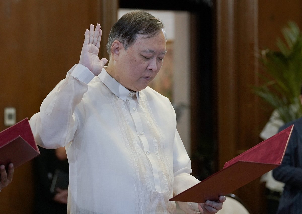 DICT’s Uy takes oath