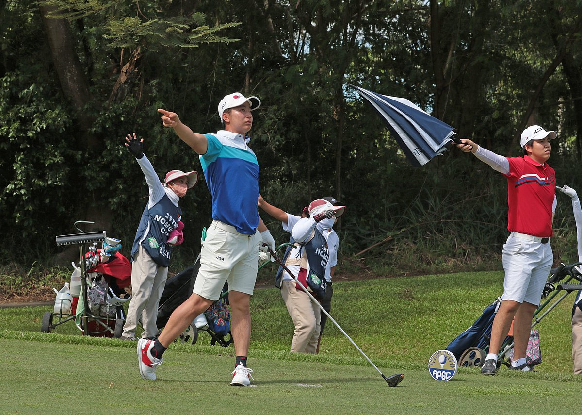 Japanese golfers keep lead