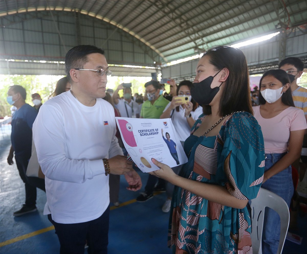 Bong Go provides support to indigent students in Minalin, Pampanga