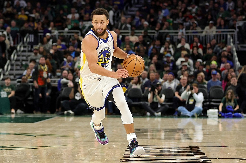 Curry out after partial shoulder dislocation for Warriors
