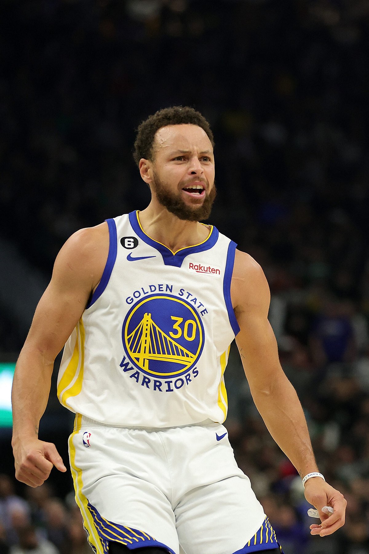 Curry suffers dislocated shoulder