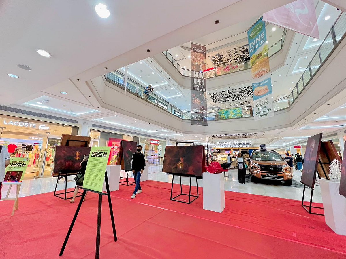 Araneta City displays different colors