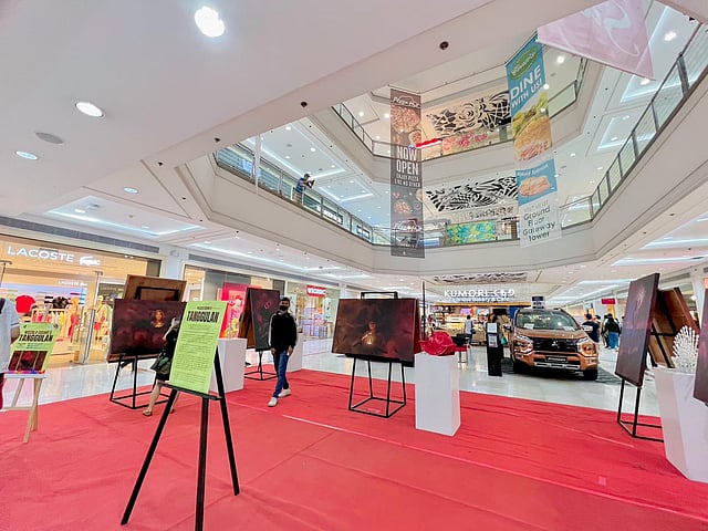 Araneta City displays different colors