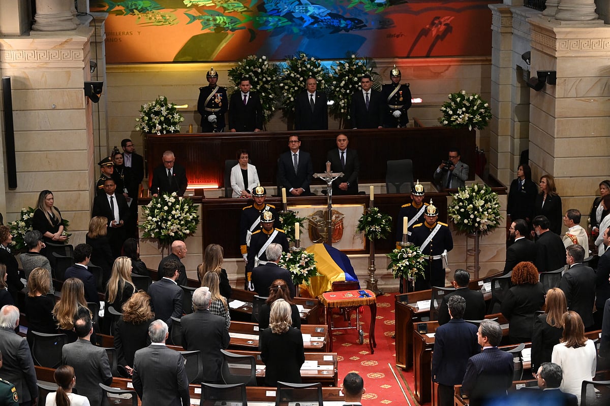 Colombian politicians, family, bid farewell to Botero before public homage