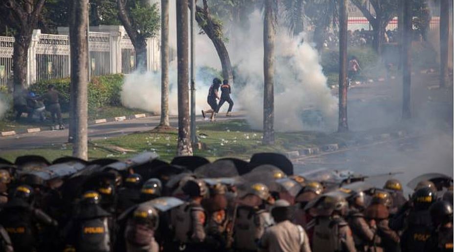 Protesters burn mayor’s office over mining