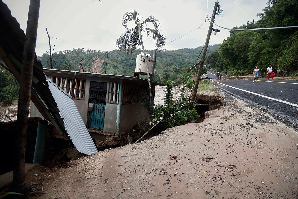 Hurricane causes 27 deaths, severe damage in Mexico’s Acapulco