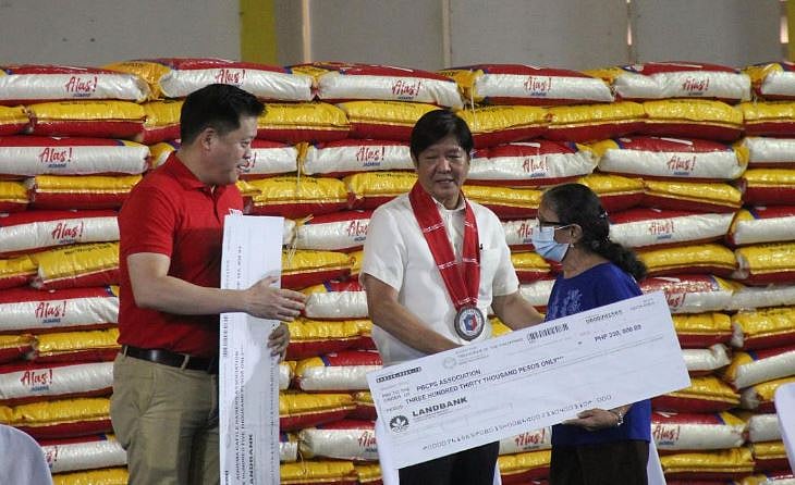 BBM distributes rice, cash to Capiz residents