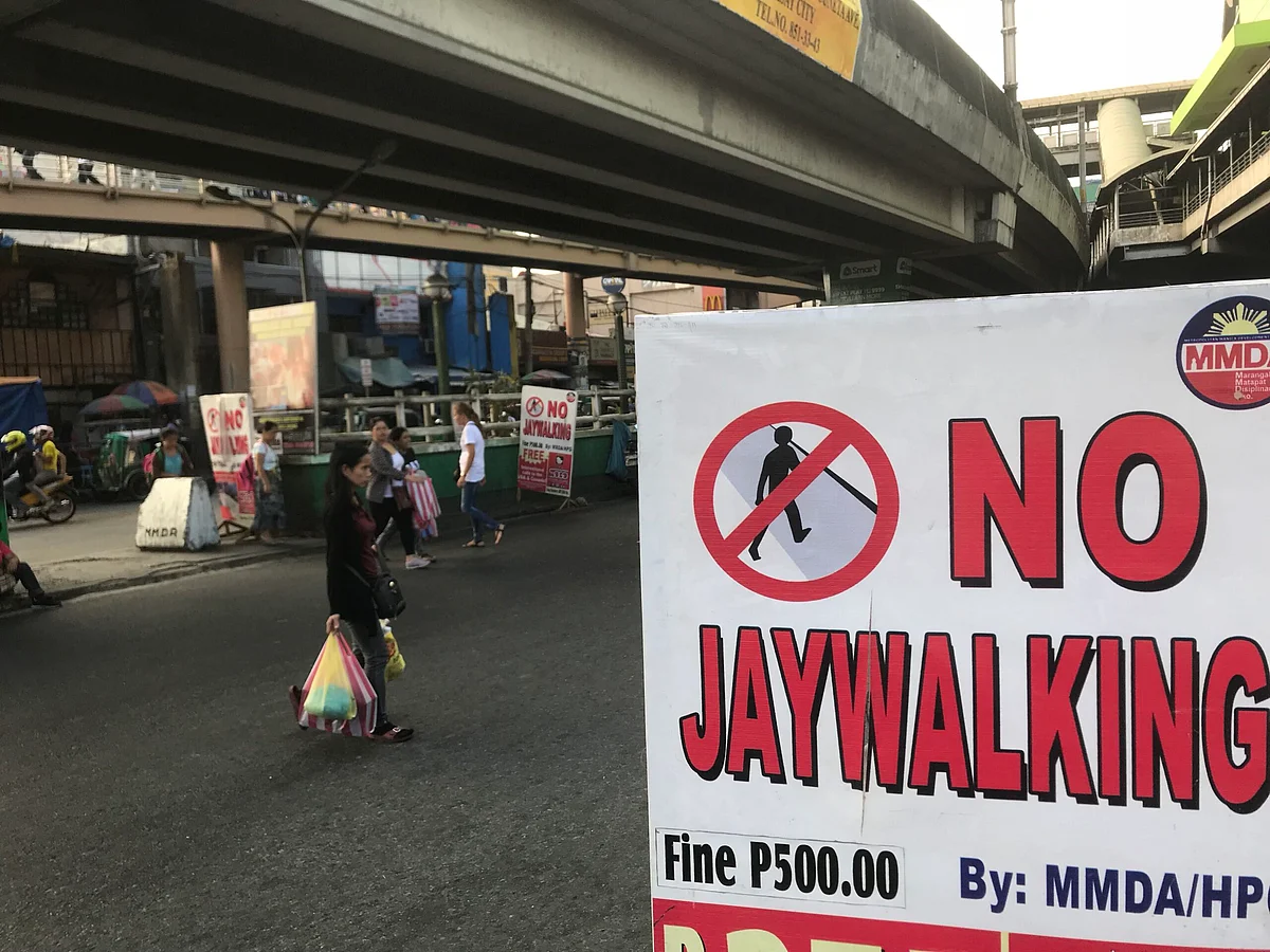 MMDA eyes higher fines on jaywalking MMDA eyes higher fines on jaywalking