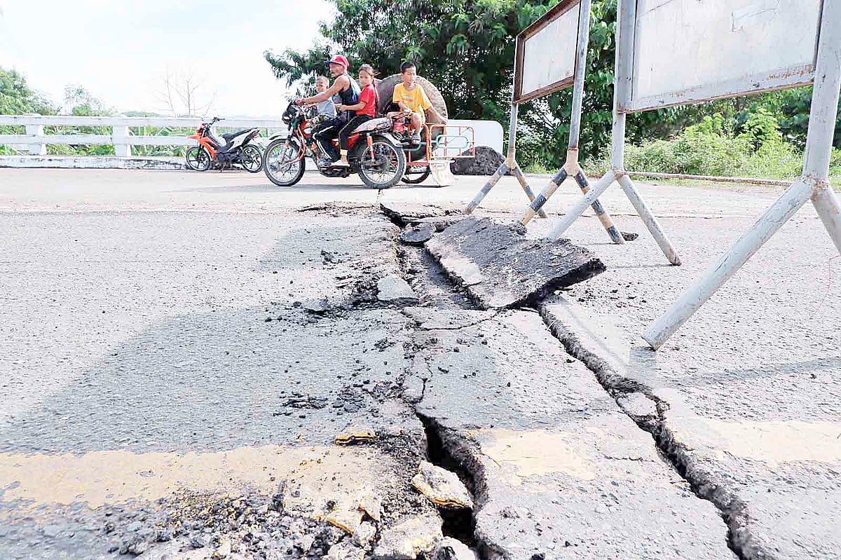 7 perish, 2 missing in magnitude-6.8 quake