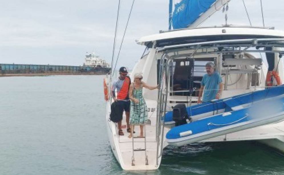 Australian couple rescued from stalled yacht