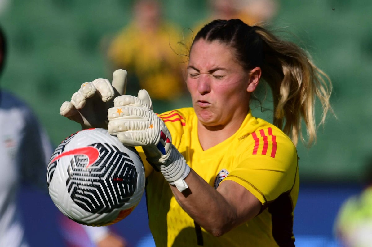 Filipinas escape Iran, keep Paris hopes alive