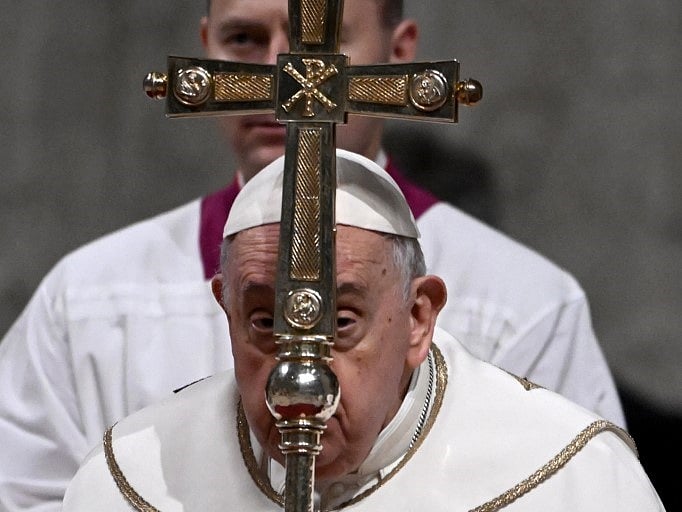 Pope kicks off Christmas celebrations in shadow of wars