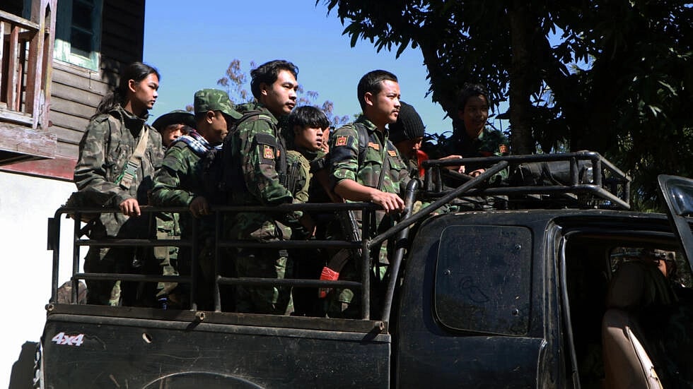 Myanmar soldiers flee to India