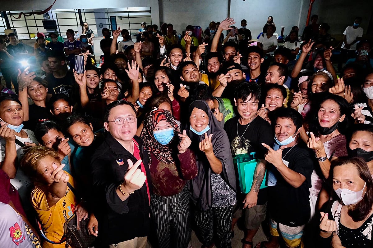 Bong Go brings joy to patient watchers on New Year’s Eve