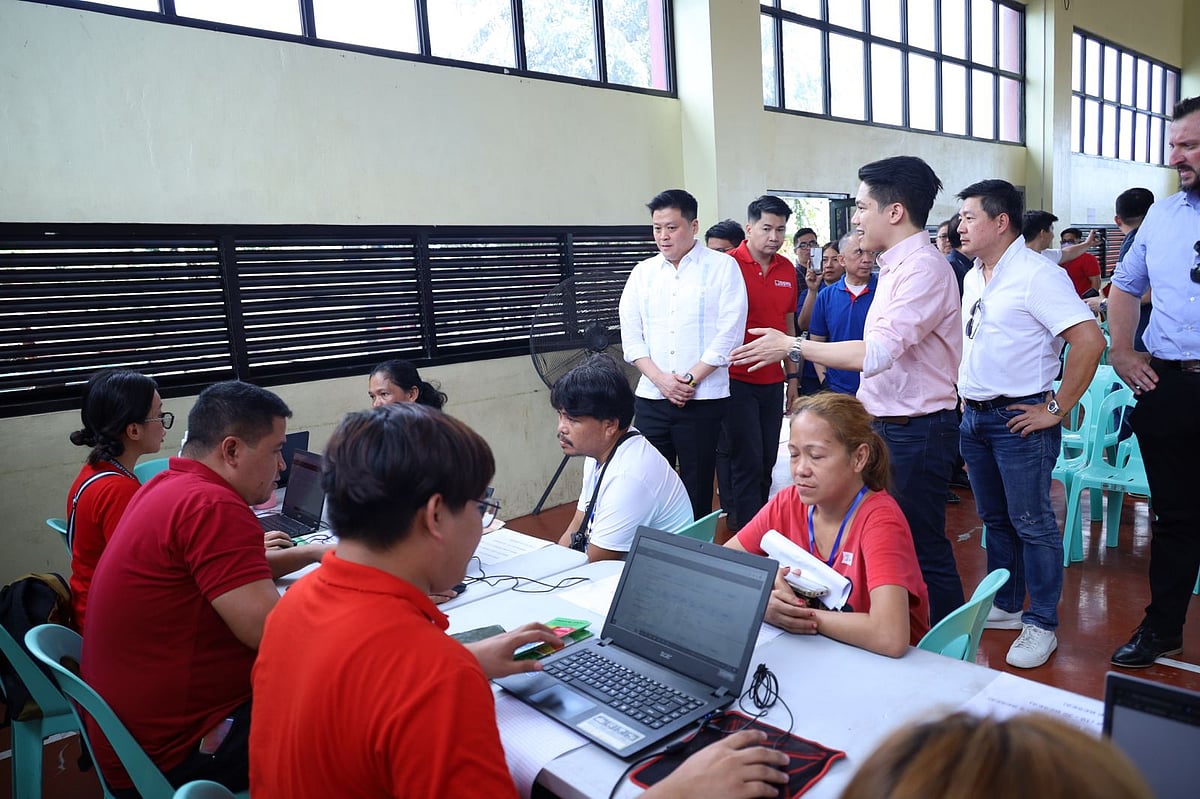 DSWD chief oversees food stamp activity in Payatas