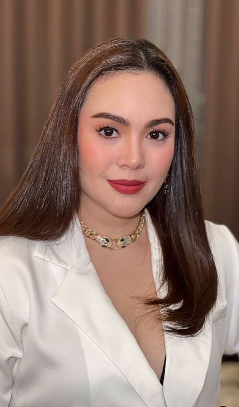 Busy, sexy Janella