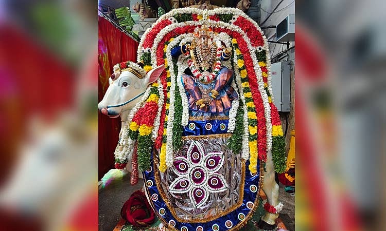 பஞ்சப்பிரகார திருவிழா: சமயபுரம் மாரியம்மன் கோவிலில் ரிஷப வாகனத்தில் ...