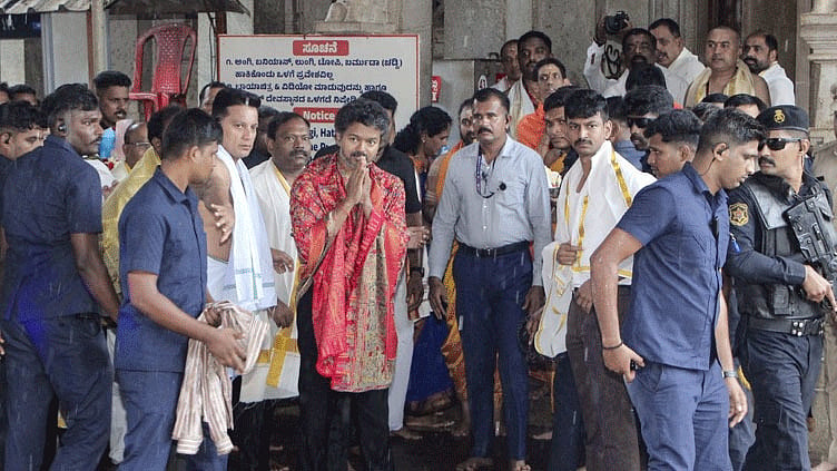 எம்.ஜி.ஆர்., ஜெயலலிதா வரிசையில் கொல்லூர் மூகாம்பிகை கோவிலுக்கு முதல் ...
