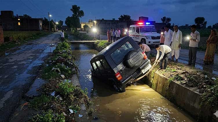 கூகுள் மேப் பயன்படுத்தி கழிவுநீர் கால்வாயில் சிக்கிய கார், Car gets ...