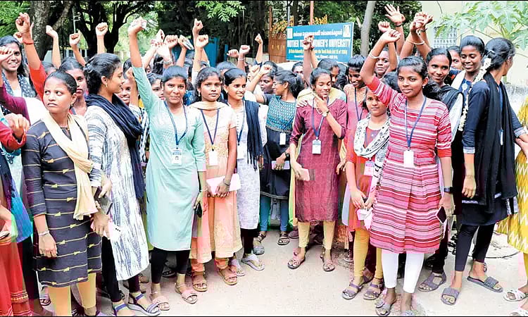 பட்டப்படிப்பு சான்றிதழ் விவகாரம்: அன்னை தெரசா மகளிர் பல்கலைக்கழக ...