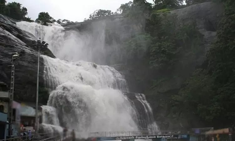 குற்றாலம் அருவிகளில் வெள்ளப்பெருக்கு - குளிக்க தடை - சுற்றுலா பயணிகள் ...