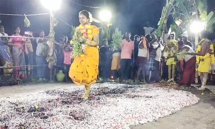 அழிஞ்சிவாக்கம் முத்தாலம்மன் பொன்னியம்மன் கோவிலில் 28-ம் ஆண்டு தீமிதி ...