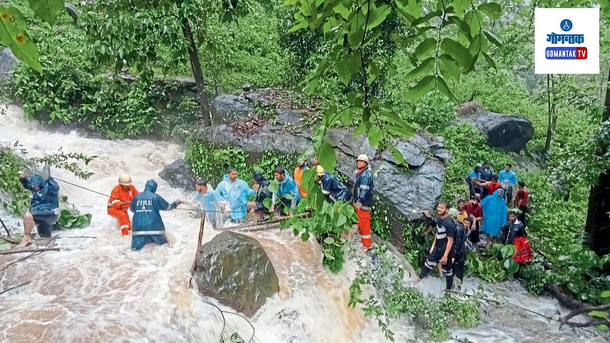 Goa Pali Waterfall: धबधब्यावर अडकले तब्बल १७० जण आणि त्यानंतर....|170 ...