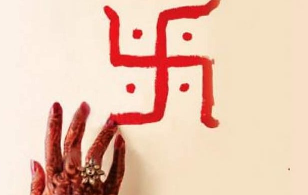 Swastika: घराच्या मुख्य दारावर का काढतात स्वस्तिक चिन्ह? जाणून घ्या ...