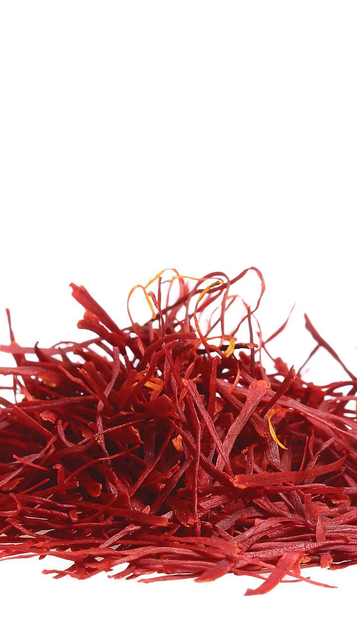 हा आहे सर्वात महाग मसाला saffron most expensive spice in the world red ...