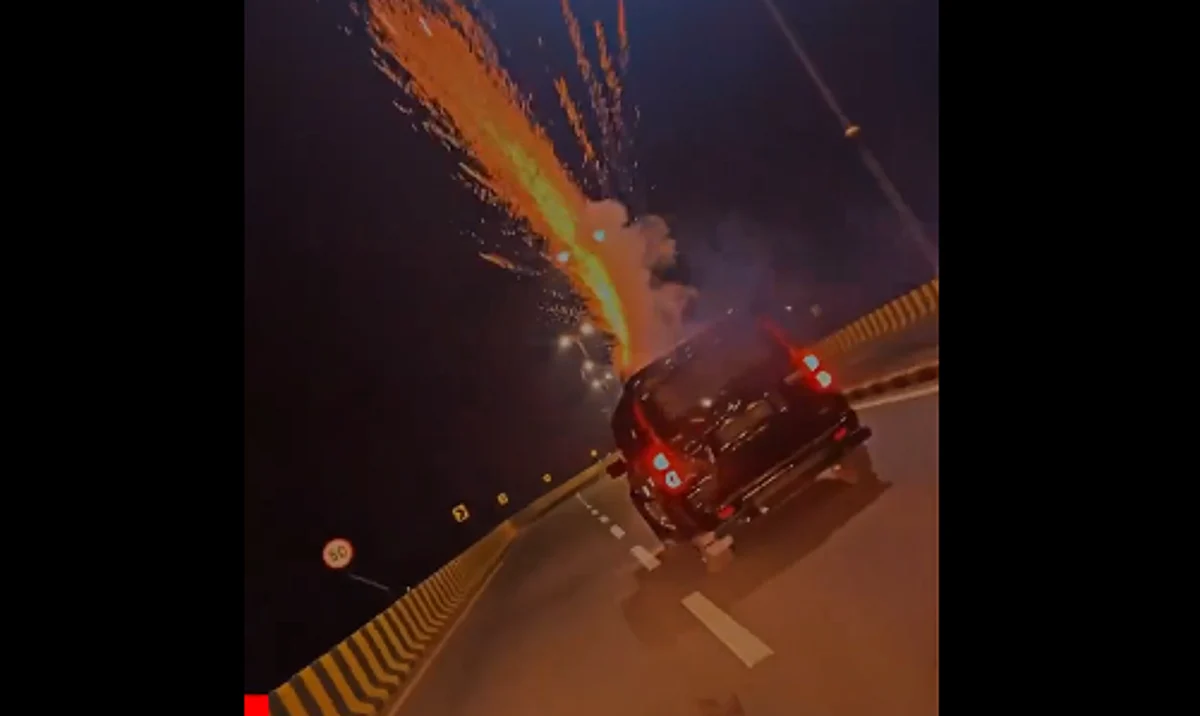 ना भीती ना पर्वा कुणाची... SUV च्या छतावरुन फटाक्यांची आतषबाजी, अटल ... ना भीती ना पर्वा कुणाची... SUV च्या छतावरुन फटाक्यांची आतषबाजी, अटल ...