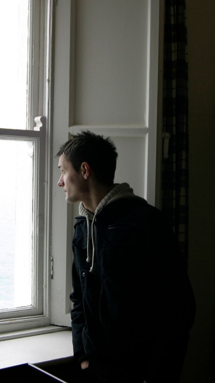 एकटेपणाची कोणती लक्षण आहेत ? symptoms of loneliness read full story ...