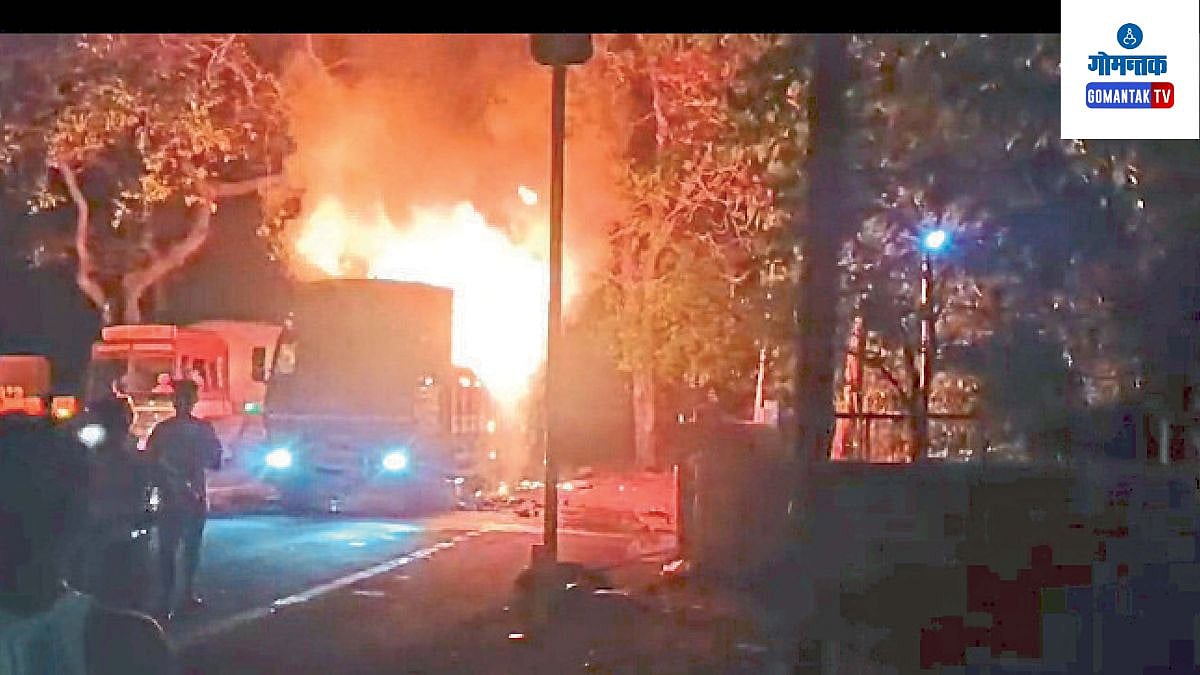 चालत्या ट्रकला आग, ३२ लाखांचे नुकसान|Kolem Fire to moving truck loss of ...