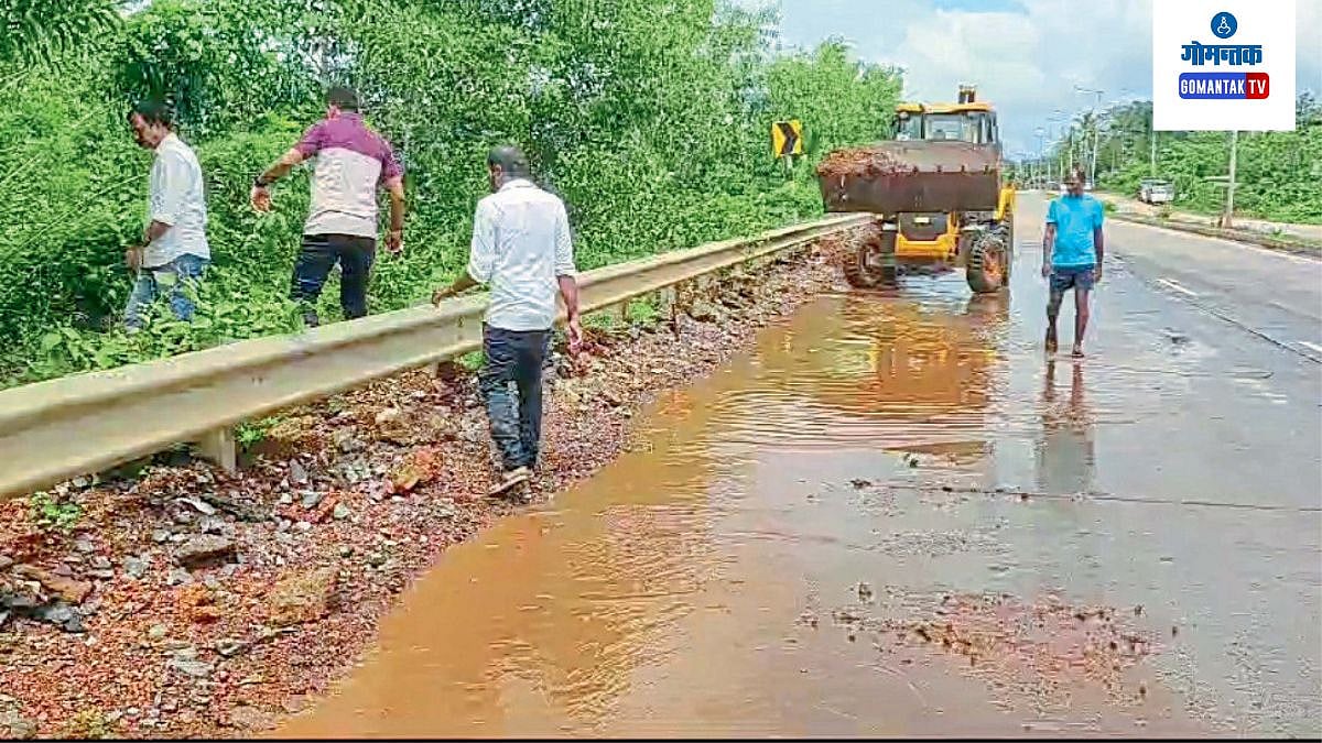 तोरसे येथे महामार्गावरील डबकी स्‍वखर्चाने बुजवली; पंचायत मंडळाचा स् ...