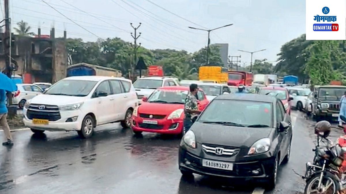घोगळ ते मारुती मंदिर रस्‍त्‍यावर वाहतुकीची होतेय प्रचंड कोंडी|Traffic ...