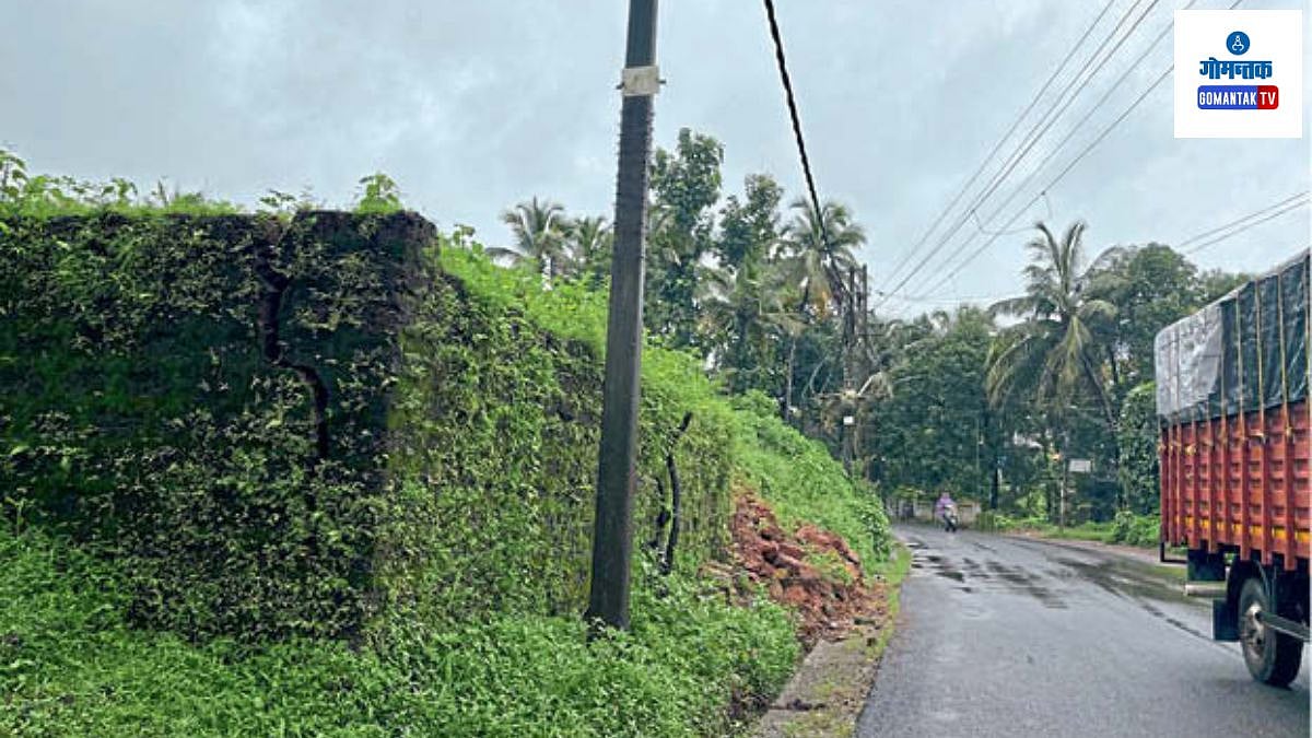 Mandur News: मंडूर परिसरातील धोकादायक घरे, कुंपणे हटविण्याची मागणी ...