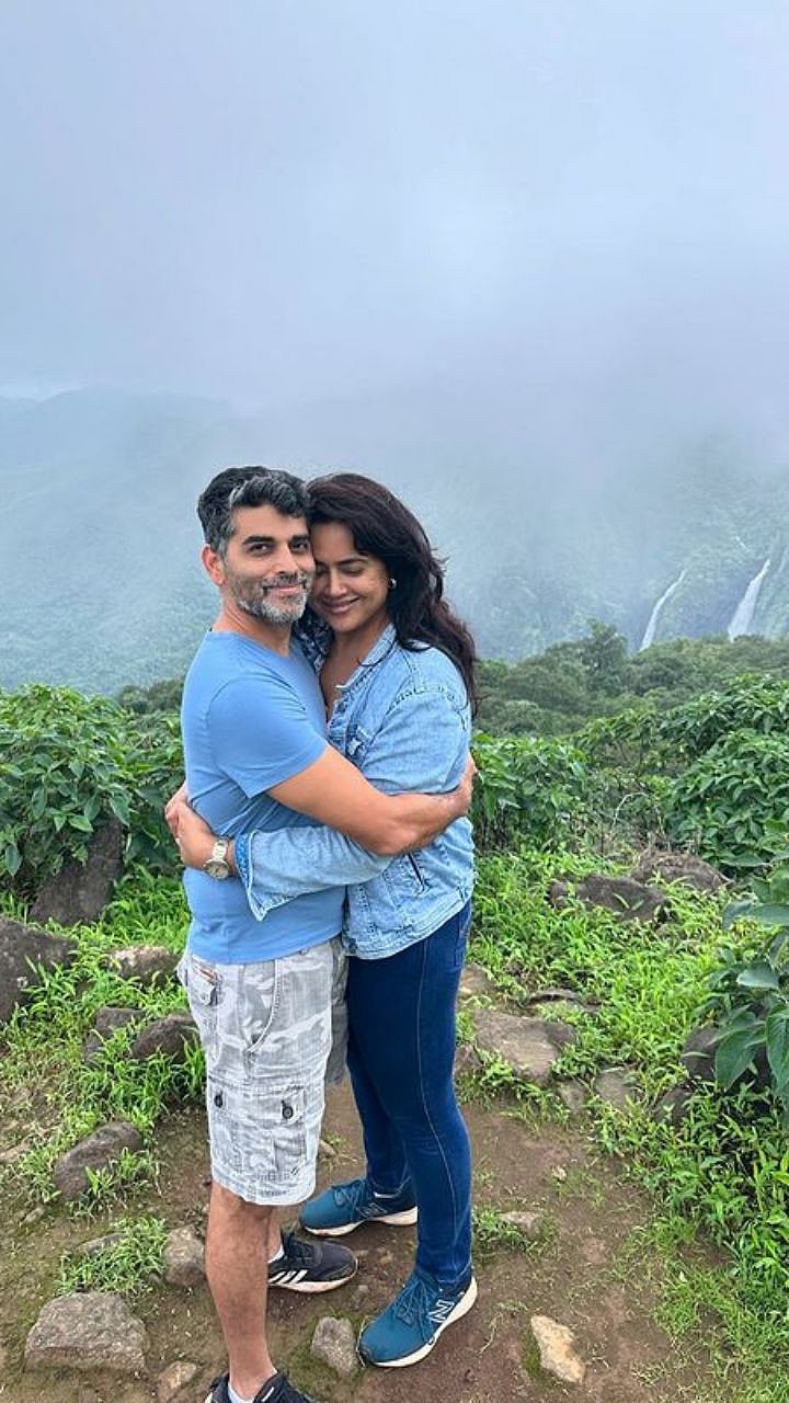 Actress Sameera Reddy In Chorla Ghat: हिरवागार निसर्ग, मनमोहक धबधबे ...