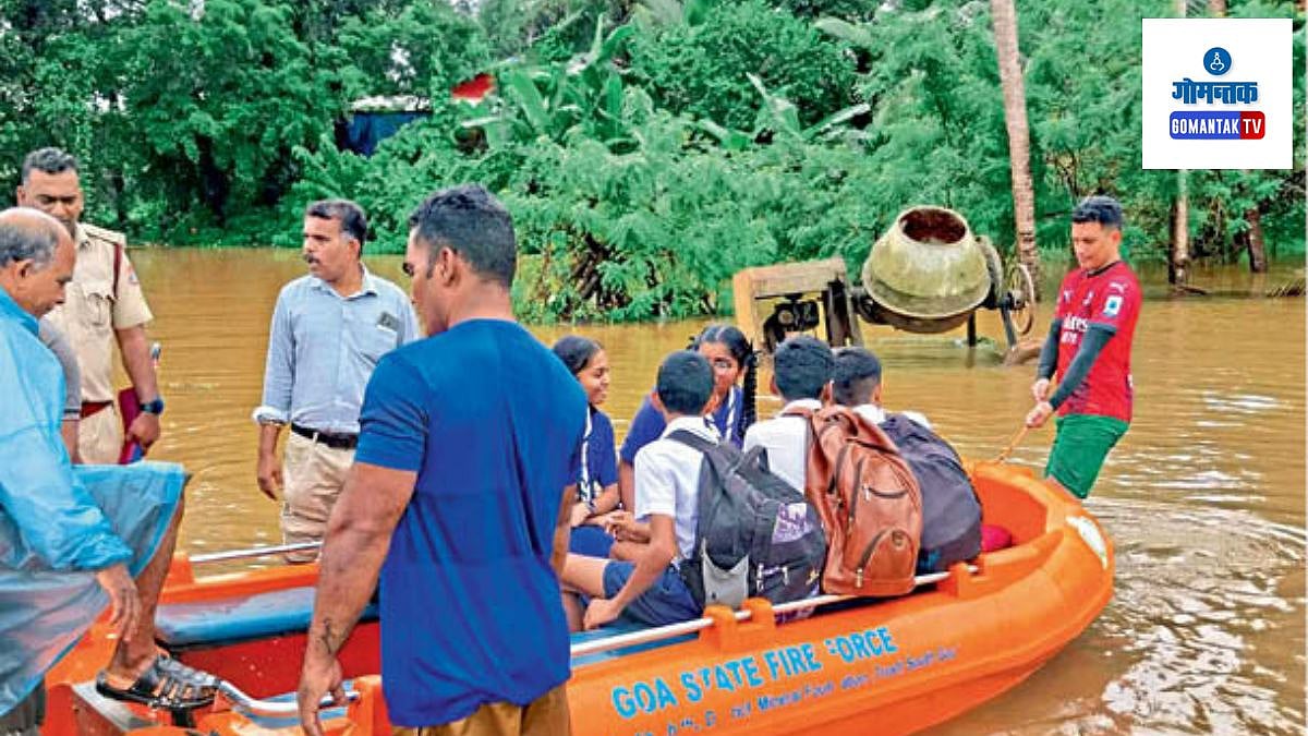 Goa Flood: विद्यार्थ्यांची होडीतून सुटका! गावांचा संपर्क तुटला|Rescue ...
