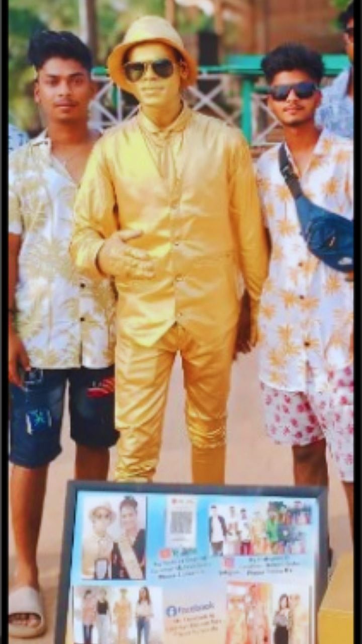 Golden Man At IFFI 2024: सेलिब्रिटीज ज्याच्यासोबत फोटो घेताहेत 'तो ...