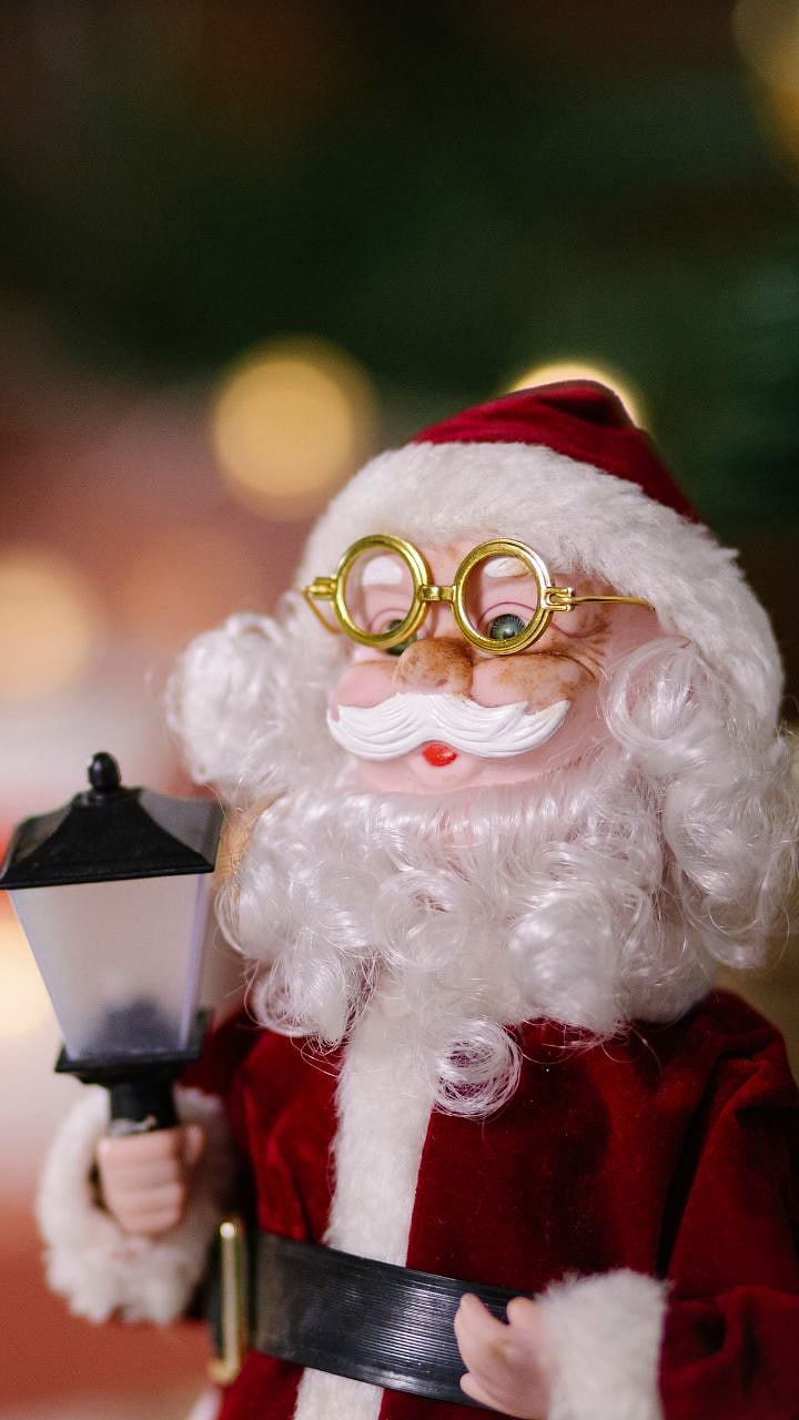 Santa Claus: लहानग्यांसाठी गिफ्टचा खजिना घेवून येतोय 'सांता' Santa ...