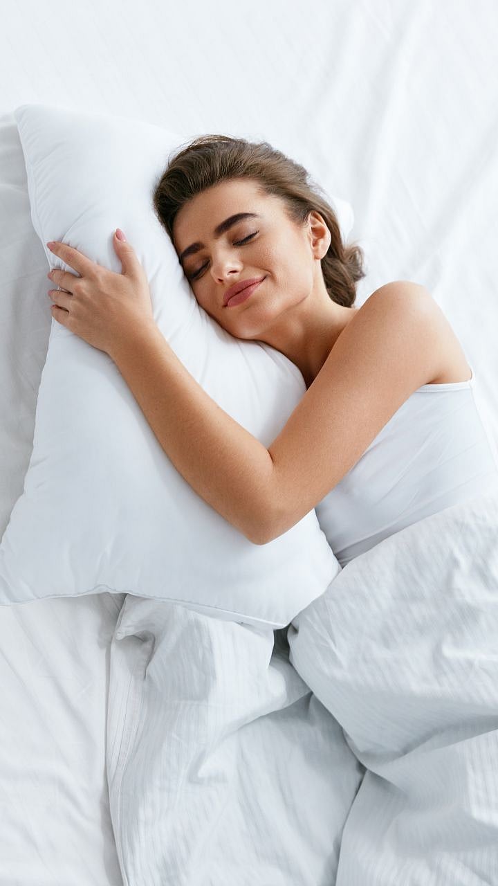 Sleeping: रात्री उशिरा झोपणाऱ्यांसाठी धोक्याची घंटा! 'या' आजारांचा ...