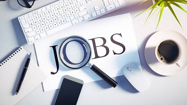 US weekly jobless claims fall, but labor market softening