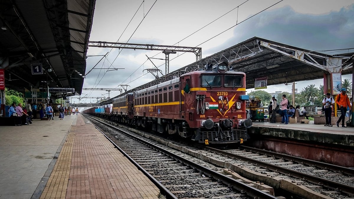 Fresh incident of stone pelting on train reported in Kerala