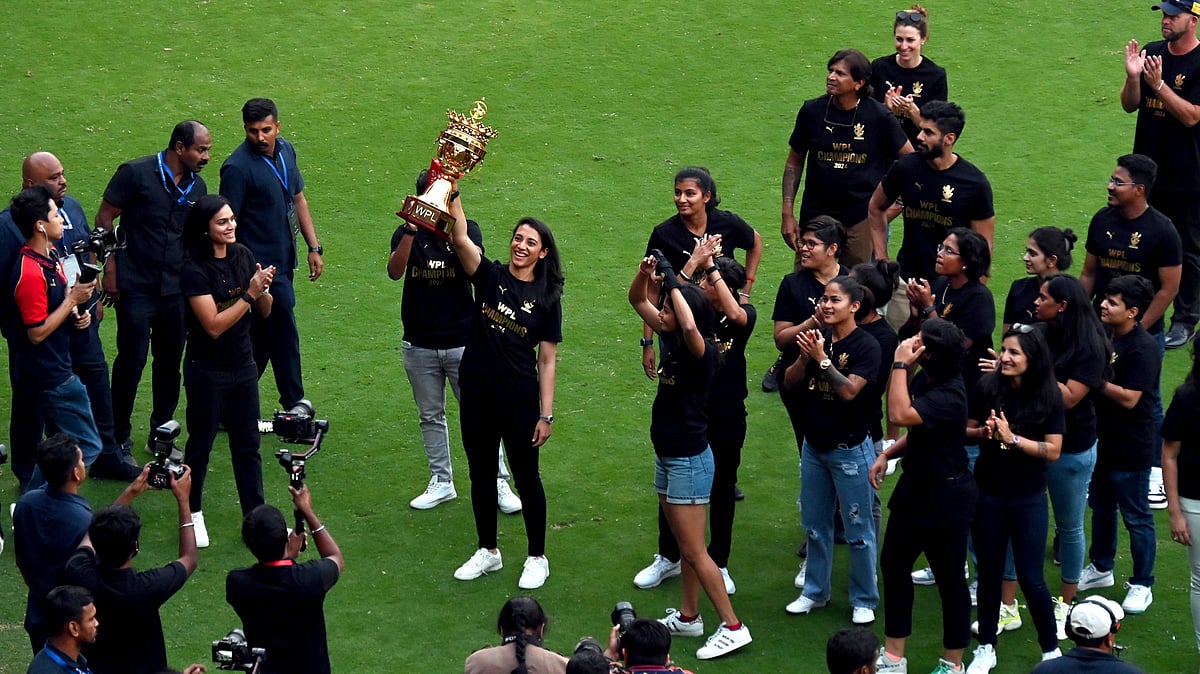 RCB queens take a victory lap as fans pack Chinnaswamy stadium after ...