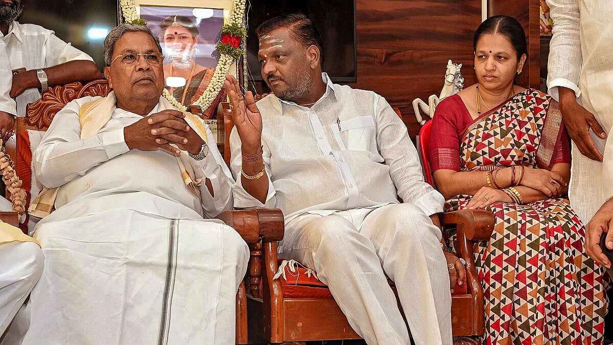 Siddaramaiah meets Neha Hiremath's family, offers condolences